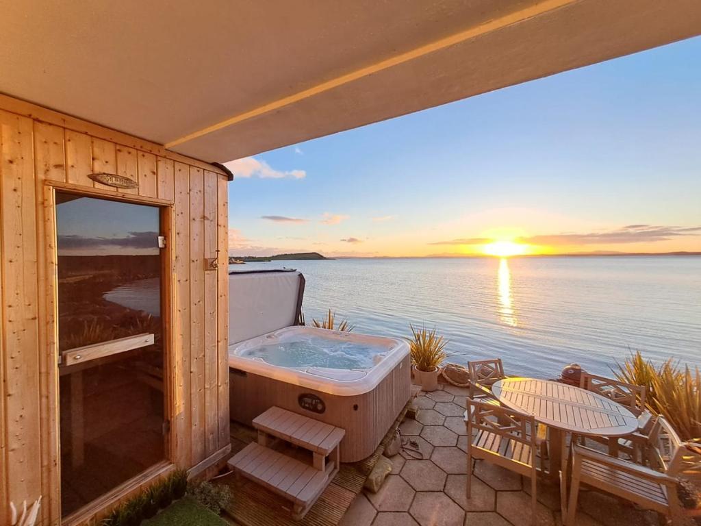 Relaxing Cottage with Spectacular view, Sauna and Spa Pool, Northern ...